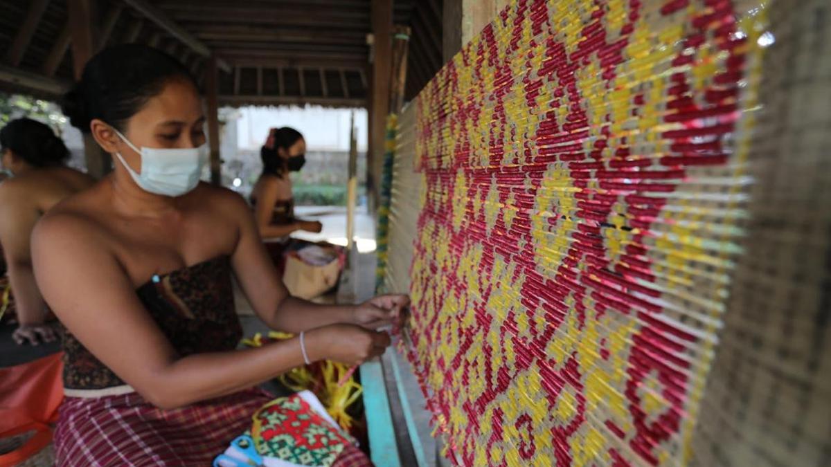 Mengintip Indahnya Kain Tenun Gringsing Khas Desa Wisata Tenganan - Regional Liputan6.com
