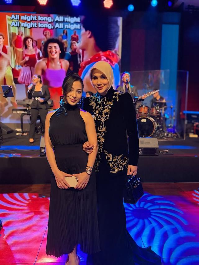 6 Potret Nikita Willy di Ultah Ibunda ke-56, Elegan dengan Gaun Hitam ...