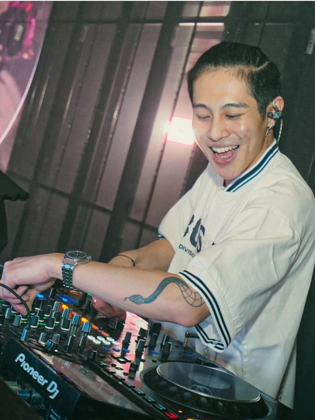Gaya Rambut DJ Panda dengan Potongan Man Bun Undercut yang Jadi Ciri Khas