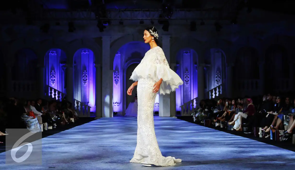 Karya Megah Sebastian Gunawan yang Terinspirasi Bangsawan Abad 18 ...