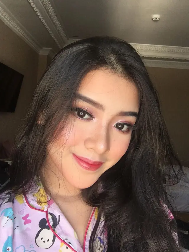 Biasa Tampil Natural, 6 Potret Tiara Idol dengan Makeup Tebal Ini Bikin Pangling - Surabaya ...