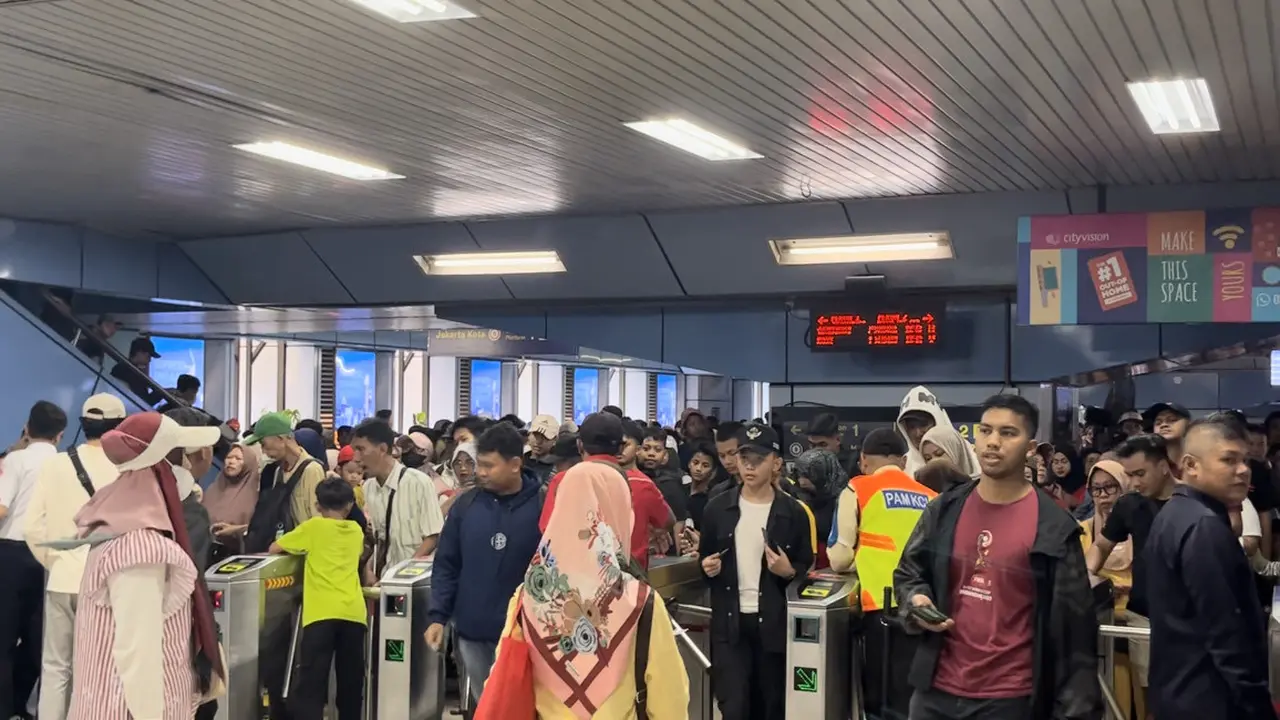 Penumpang KRL Menumpuk di Stasiun Juanda saat HUT TNI, Warga ...