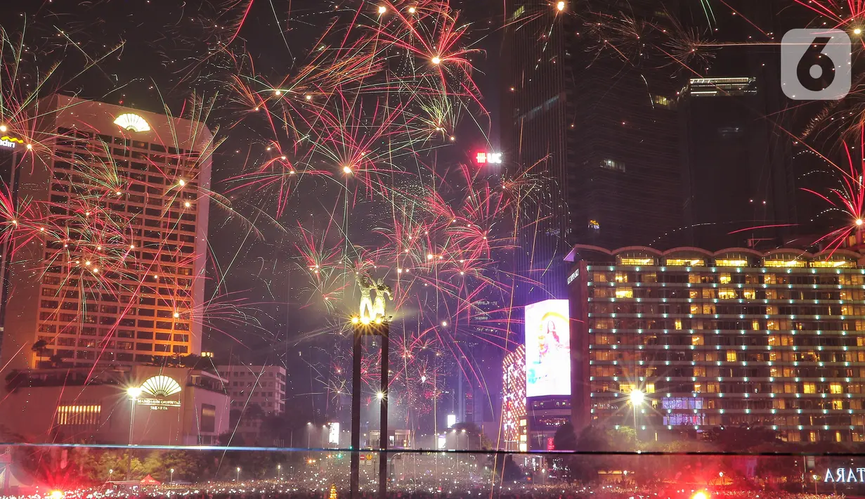 Kemeriahan Pesta Kembang Api Warnai Langit Jakarta di Malam Pergantian Tahun - Foto Liputan6.com