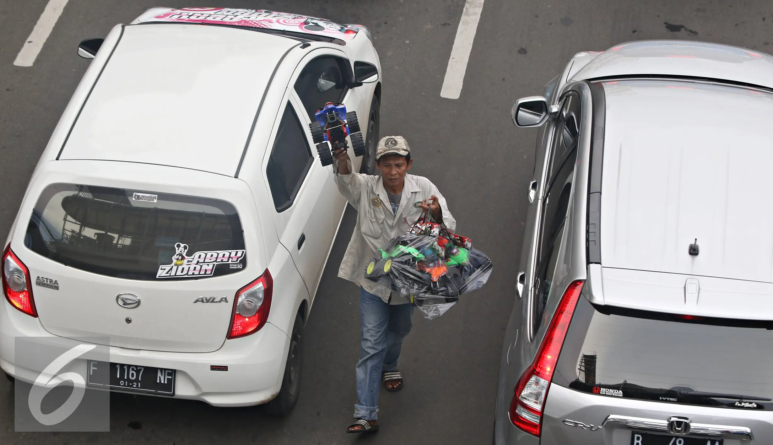 Pedagang Asongan Manfaatkan Kemacetan Jakarta yang Semakin Parah - Foto ...