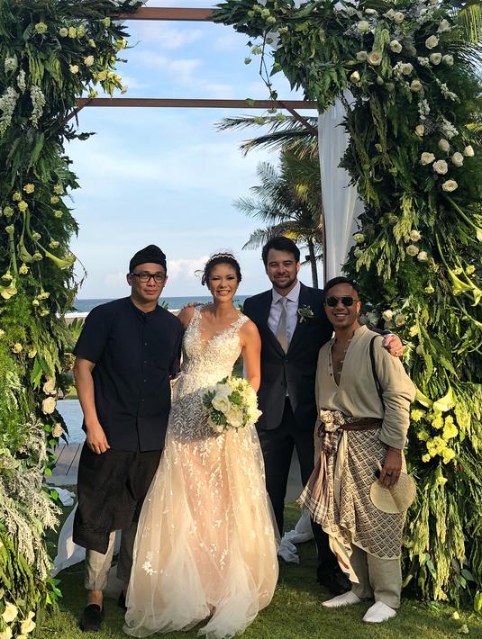 Potret Bahagia Aline Adita dan James Midgley di Hari Pernikahan - Photo ...