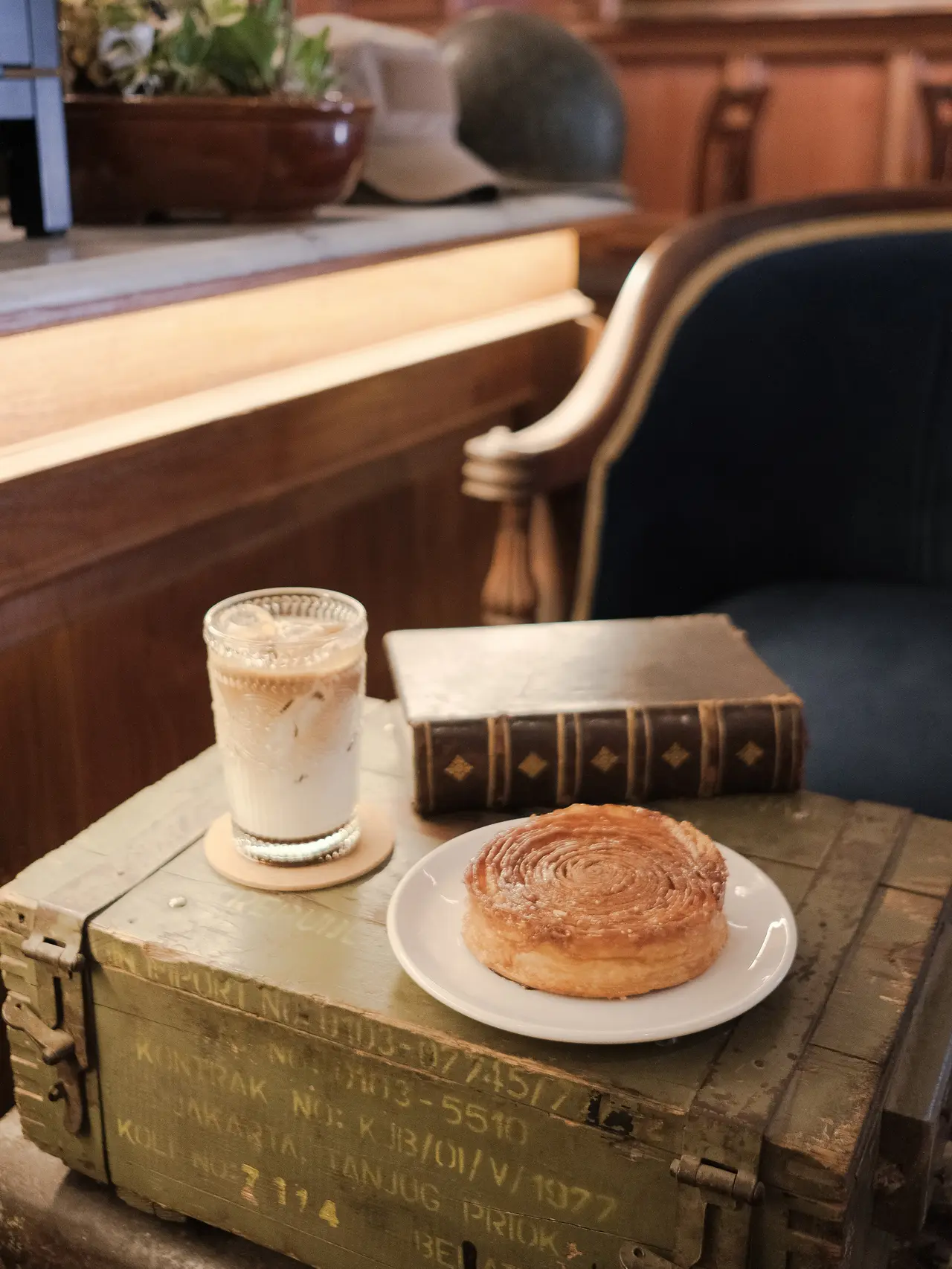 Ngopi Sambil Belajar Sejarah di Defensa Coffee Outpost, Dihiasi Barang ...