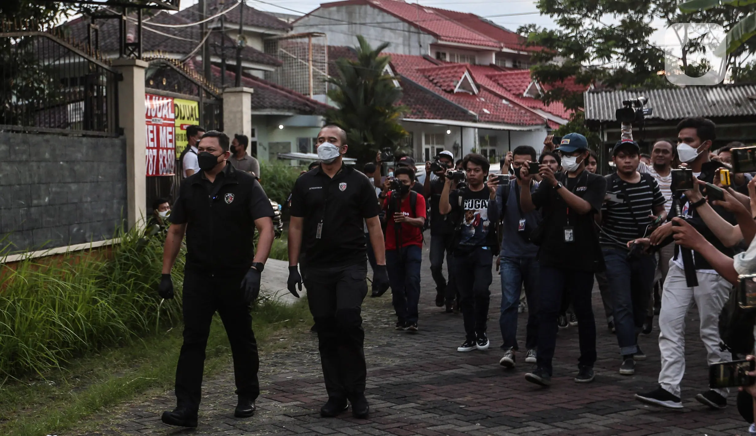Polisi Olah TKP Kasus Satu Keluarga Meninggal di Kalideres - Foto Liputan6.com