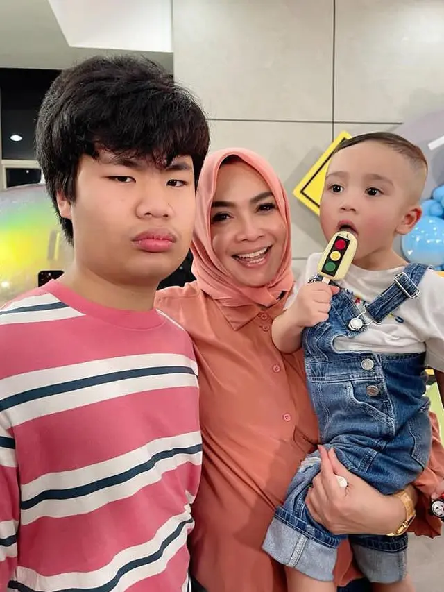 5 Potret Ceria Rieta Amilia Saat Menemani Cucunya, Rayyanza di Acara ...