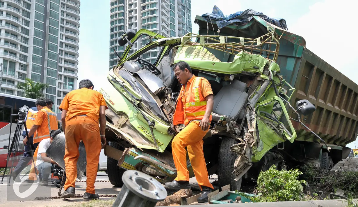 Petugas Evakuasi Truk Tabrak Tiang Rambu Petunjuk Arah di Tol - Foto ...