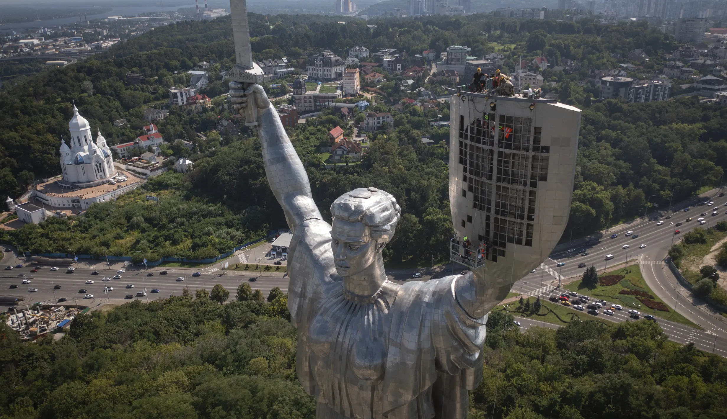 Ukraina Ganti Palu dan Arit Soviet dengan Trisula di Monumen Kyiv yang ...