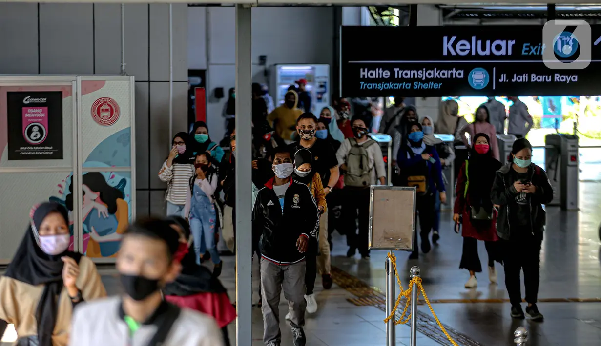 FOTO: PSBB Jakarta, Jam Operasional KRL Berubah - Foto Liputan6.com