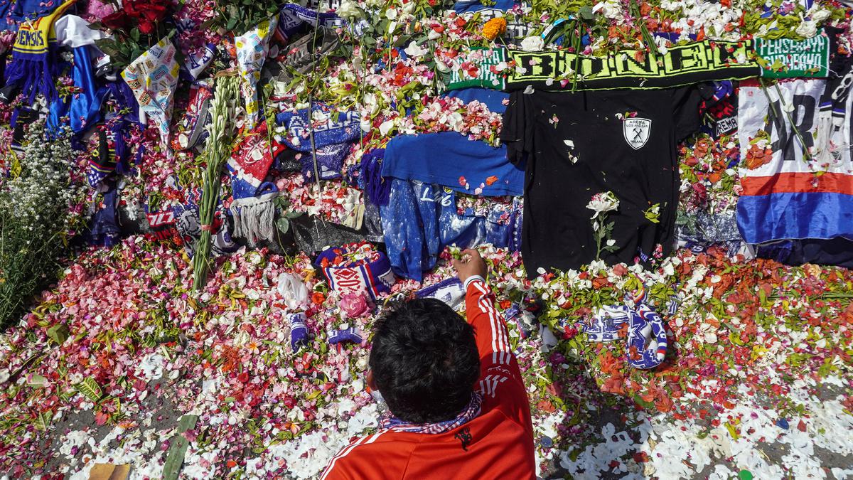 Bunga dan Doa untuk Korban Tragedi Kanjuruhan - Foto Liputan6.com