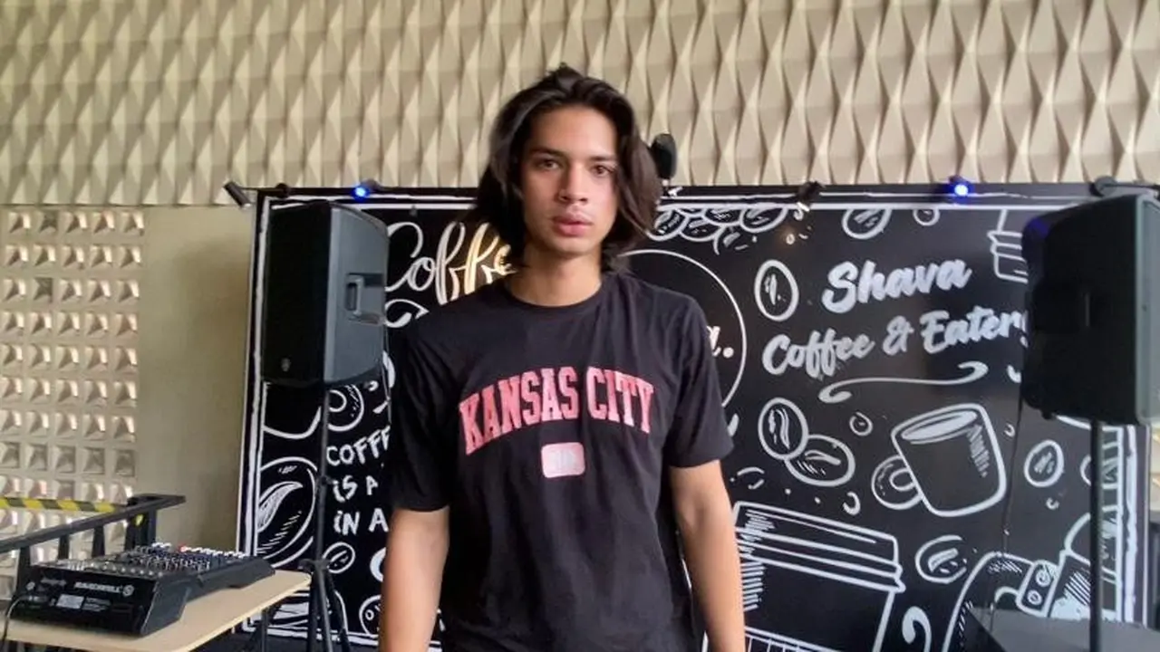 7 Potret Tampan Arya Mohan, Idola Baru yang Sedang Bersinar Bintangi ASMARA GEN Z - Hot Liputan6.com