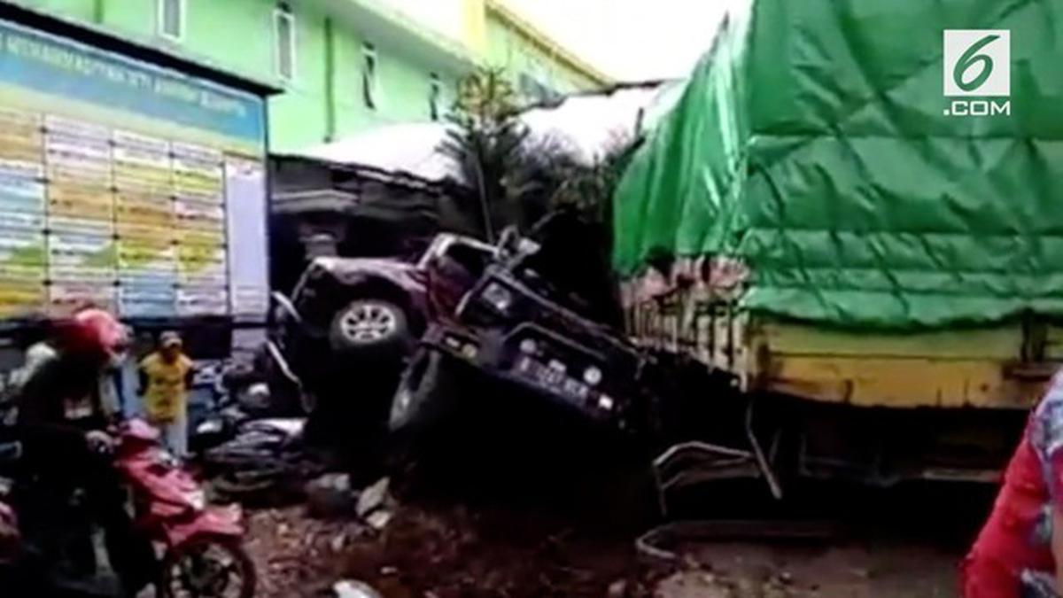VIDEO: Detik-Detik Kecelakaan Maut Truk di Bumiayu - Regional Liputan6.com