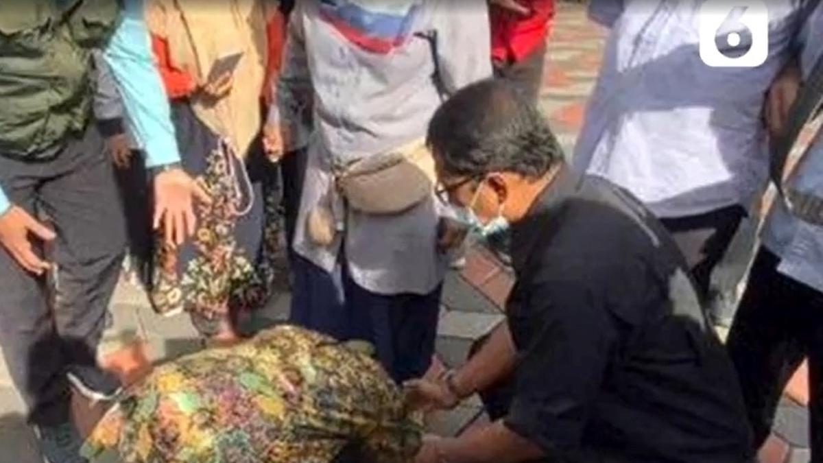Deretan Aksi Sujud Menteri Risma di Depan Publik, Penuh Haru dan ...
