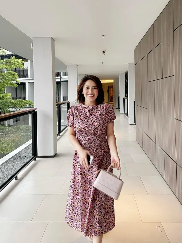 7 Potret Rosiana Dewi dengan Busana Pink Saat Hamil, Tampil Makin ...