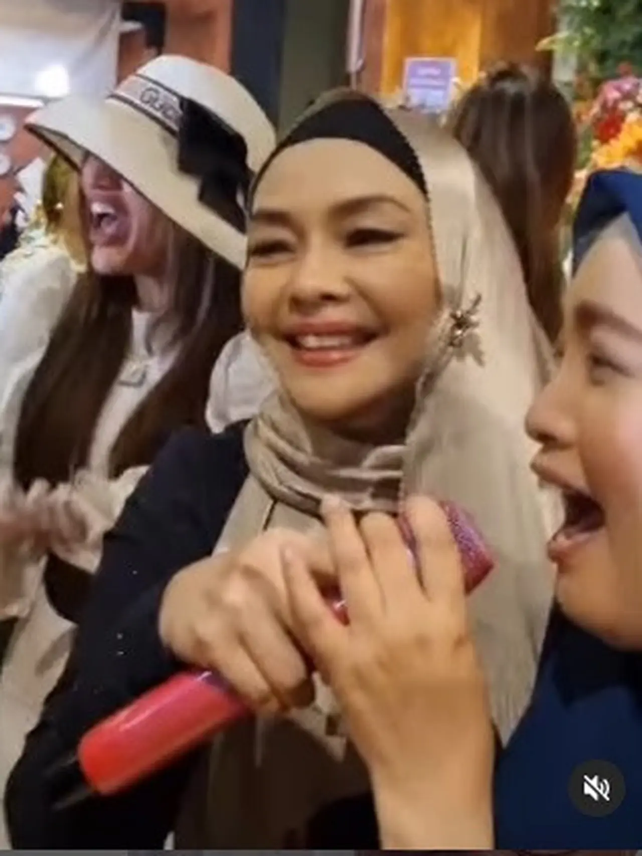 6 Potret Pesta Ultah Elvy Sukaesih ke-72, Ajang Reuni Artis Senior yang ...
