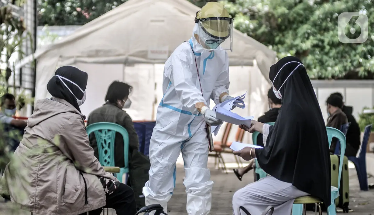 FOTO: Bus Sekolah Evakuasi Pasien COVID-19 ke Wisma Atlet - Foto ...