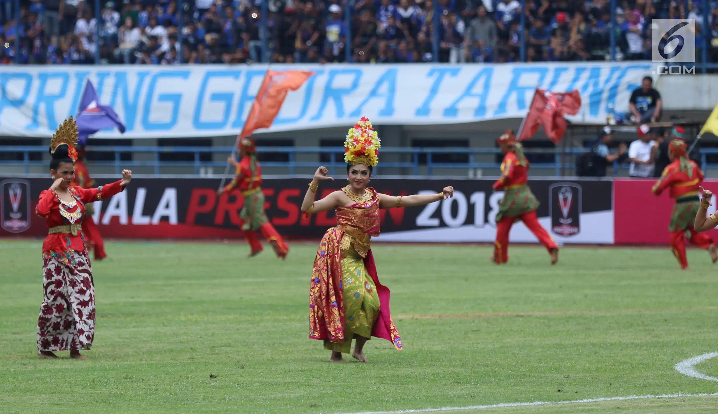 FOTO: Tarian Kolosal Warnai Pembukaan Turnamen Piala Presiden 2018 ...