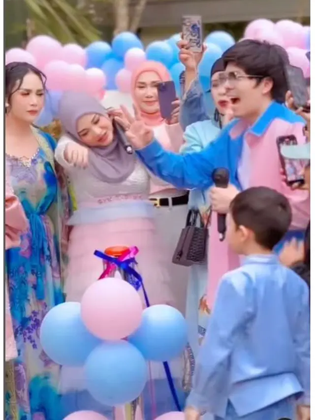 8 Potret Gender Reveal Anak Kedua Aurel Hermansyah, Ramai Semua Keluarga Datang - Hot Liputan6.com