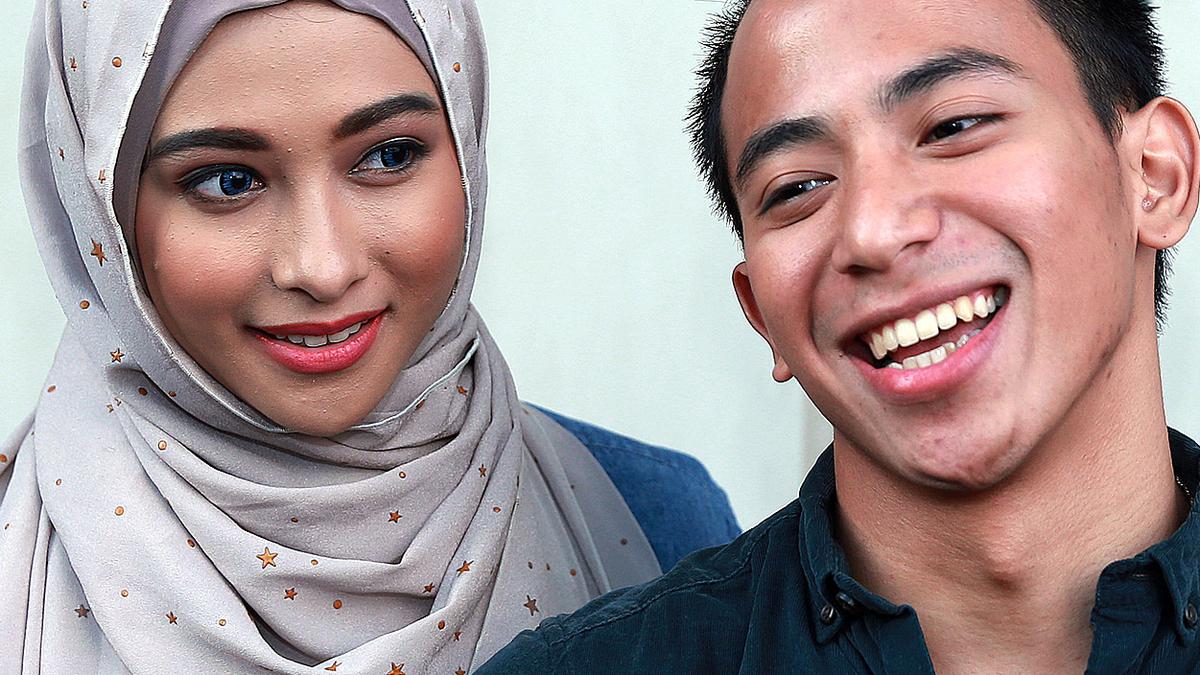 Cari Sampingan, Suami Poppy Bunga Jadi Sopir Taksi - Photo Fimela.com