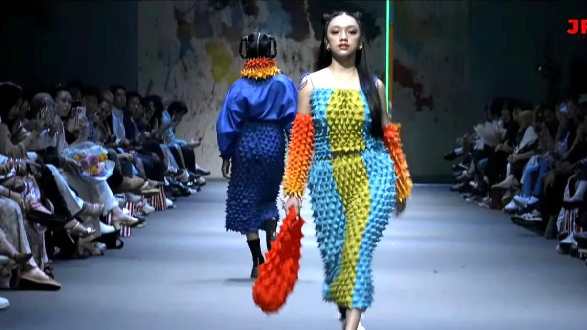 6 Gaya Fearless Naura Ayu Kembali Melenggang di Catwalk Pasca Terjatuh ...