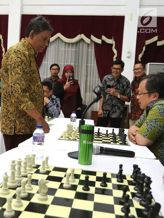 FOTO: Aksi Cerdas Barus saat Bertanding Catur Melawan Bambang ...
