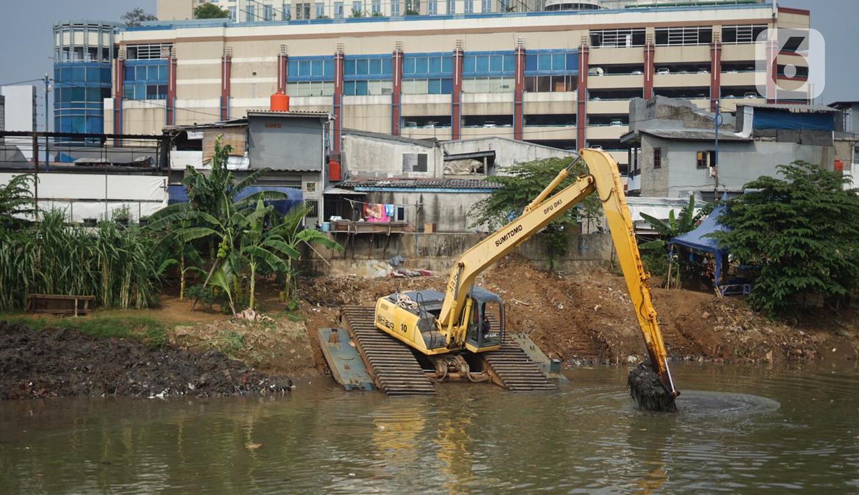 FOTO: Alat Berat Dikerahkan untuk Atasi Pendangkalan Kanal Barat - Foto Liputan6.com