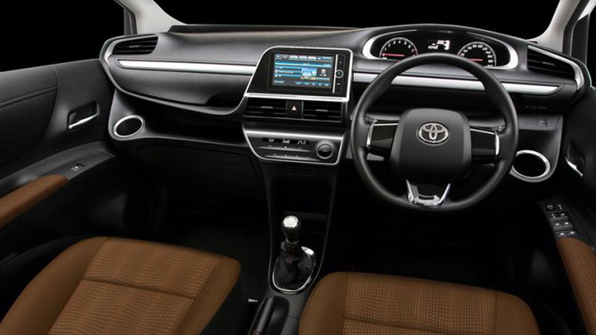 Ini Alasan Tuas Persneling Toyota Sienta Ada di Bawah