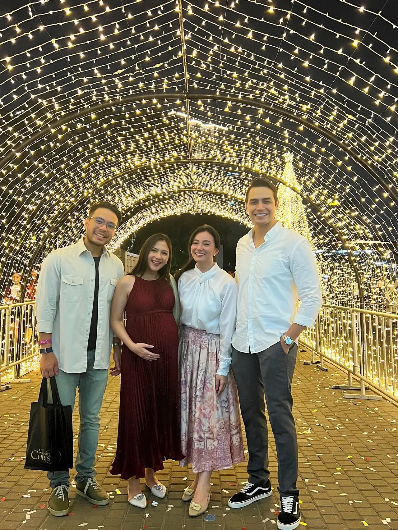 7 Potret Kebersamaan Asmirandah dan Jessica Mila Rayakan Natal di Istora Senayan - Hot Liputan6.com