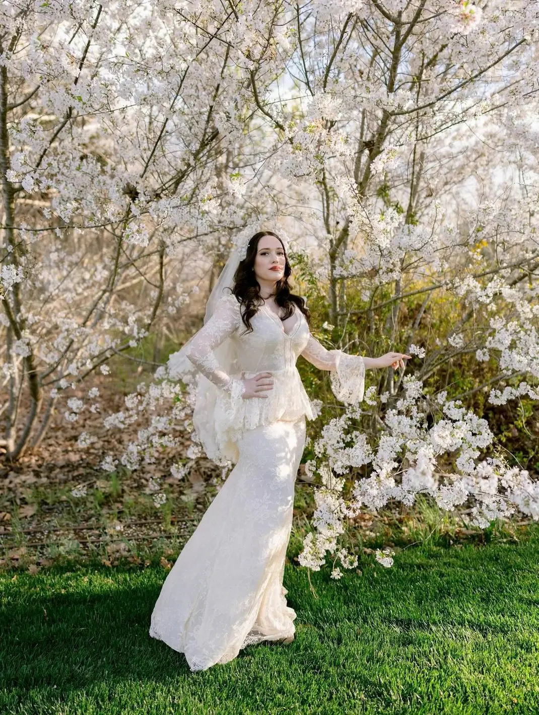 6 Potret Detail Gaun Pernikahan Bintang Thor Kat Dennings yang Dijahit ...