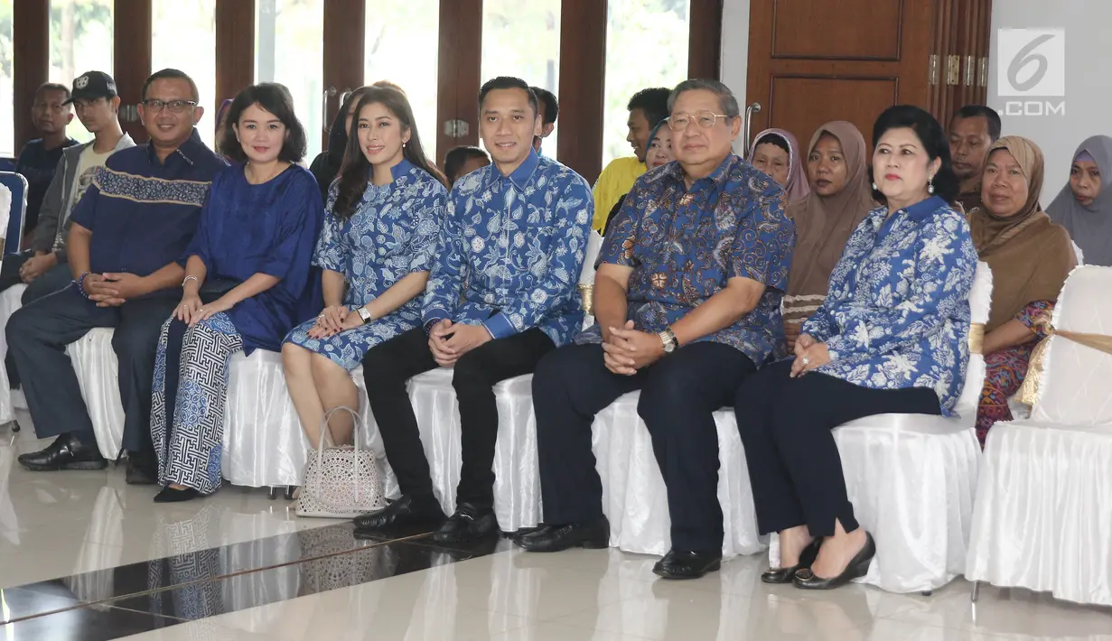FOTO: Pilkada Jawa Barat, SBY Mencoblos Bareng Istri dan Anak Mantu ...