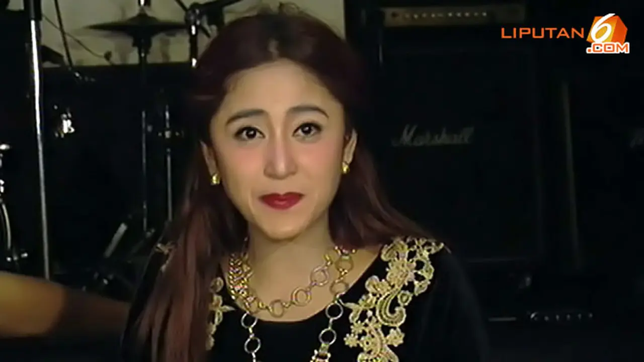 Ritual Kejiwaan Dewi Perssik Makan Laron - ShowBiz Liputan6.com