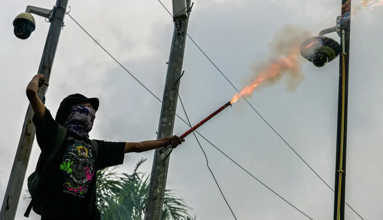 Berakhir Ricuh, Unjuk Rasa Tolak RUU TNI di Depan Gedung DPR - Foto Liputan6.com