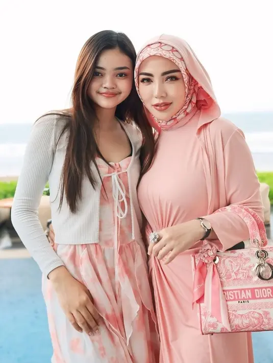 Potret Lengkap Bella Shofie Bareng Putri Sambung, Dulu Tak Akur Kini Harmonis - Foto Liputan6.com