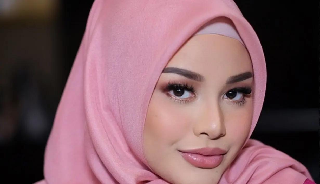 Dibilang Filler Bibir, 8 Potret Gaya Makeup Aurel Hermansyah yang Cantiknya Natural - Photo ...