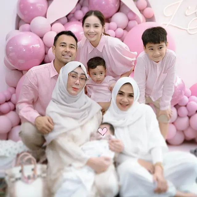8 Momen Akikah Baby Lily Anak Angkat Raffi-Nagita, Sederhana Bernuansa Pink - Hot Liputan6.com