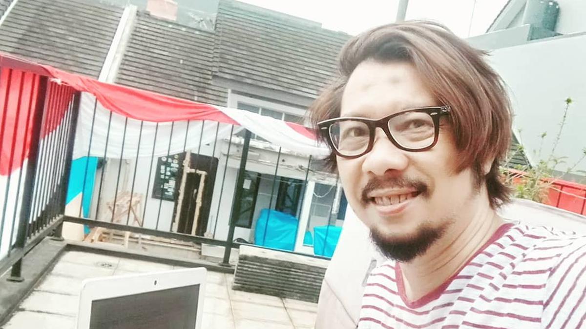 6 Potret Arry Syaff Vokalis Band Cockpit Yang Meninggal Sabtu 12 ...