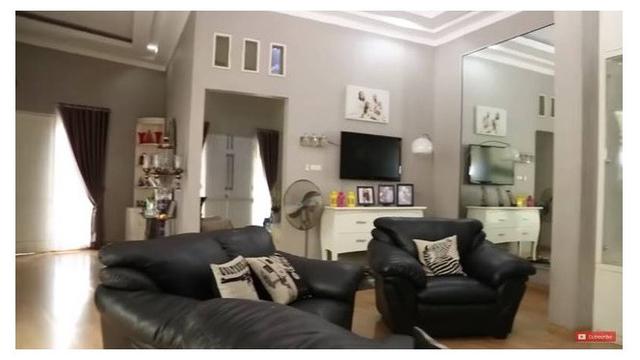 7 Potret Rumah Melaney Ricardo, Punya Ruang Privat dan Kolam Renang ...