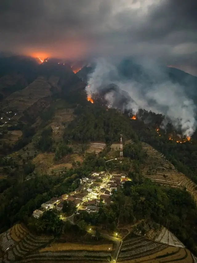 Hujan Membawa Berkah Padamkan Kebakaran Hutan dan Lahan di Gunung ...