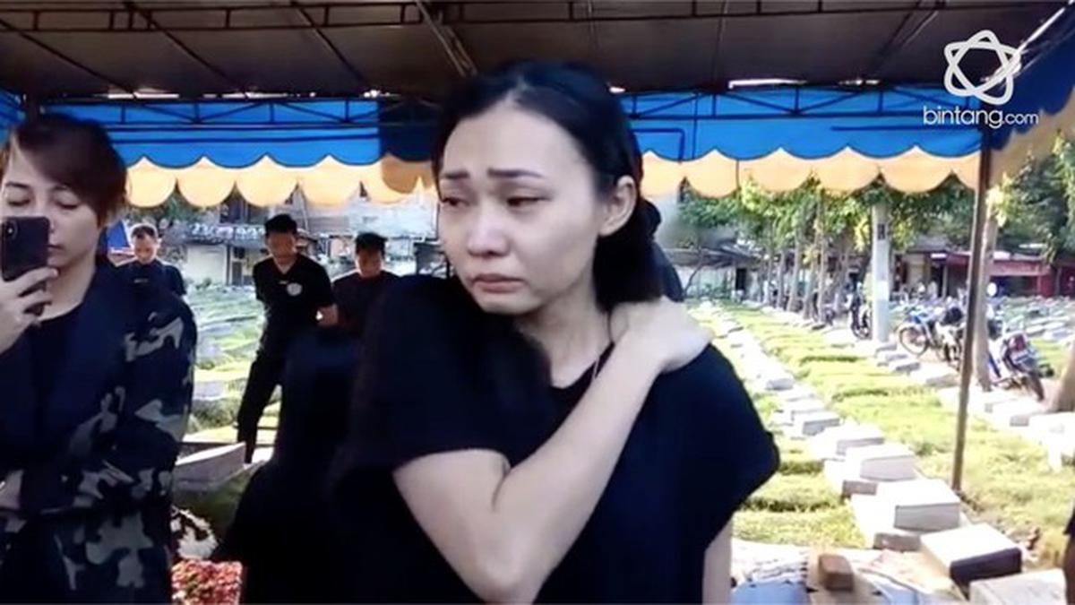 Tangis Calon Istri di Pusara Dika Kerispatih - Entertainment Fimela.com
