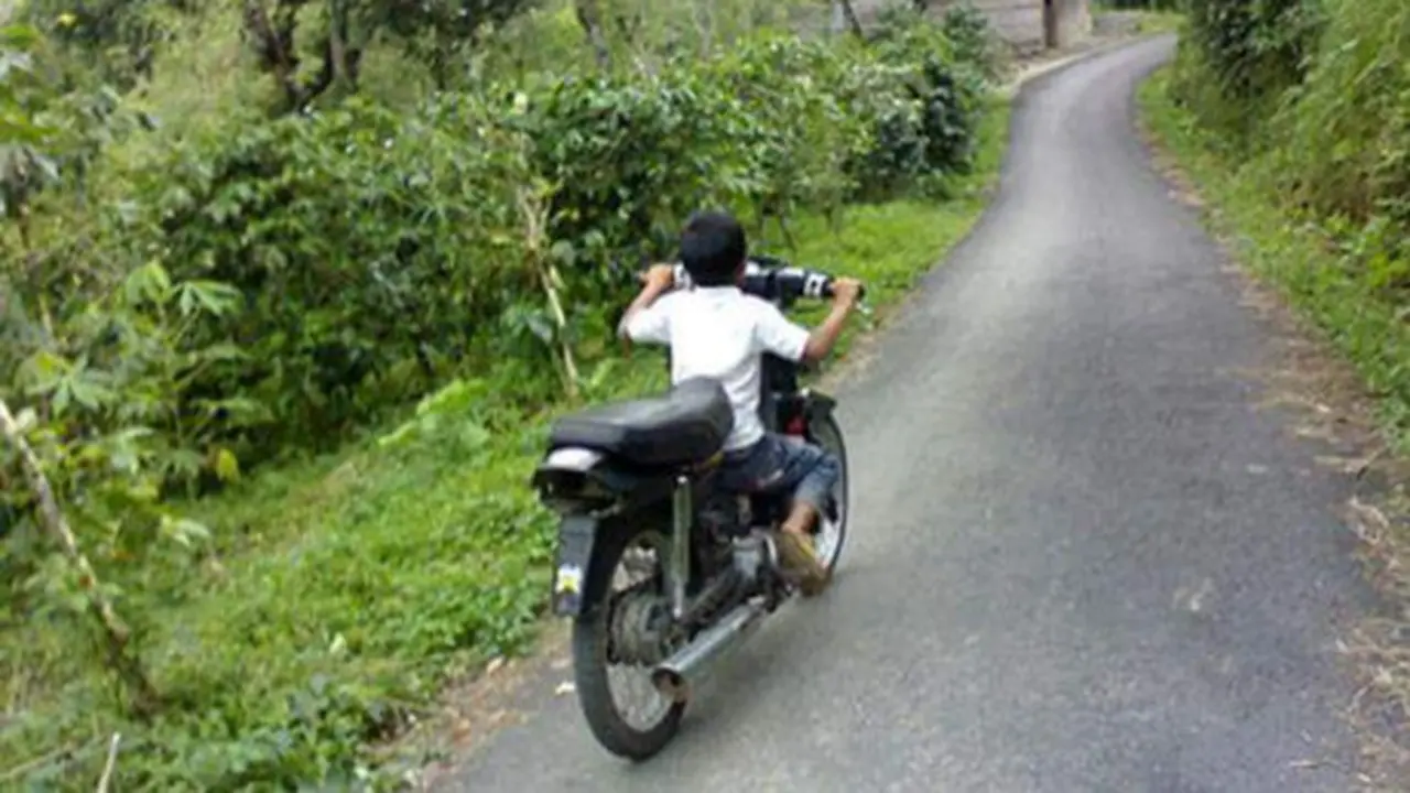 6 Pose Orang Kendarai Motor Ini Nyeleneh, Santai Banget Enggak Takut ...