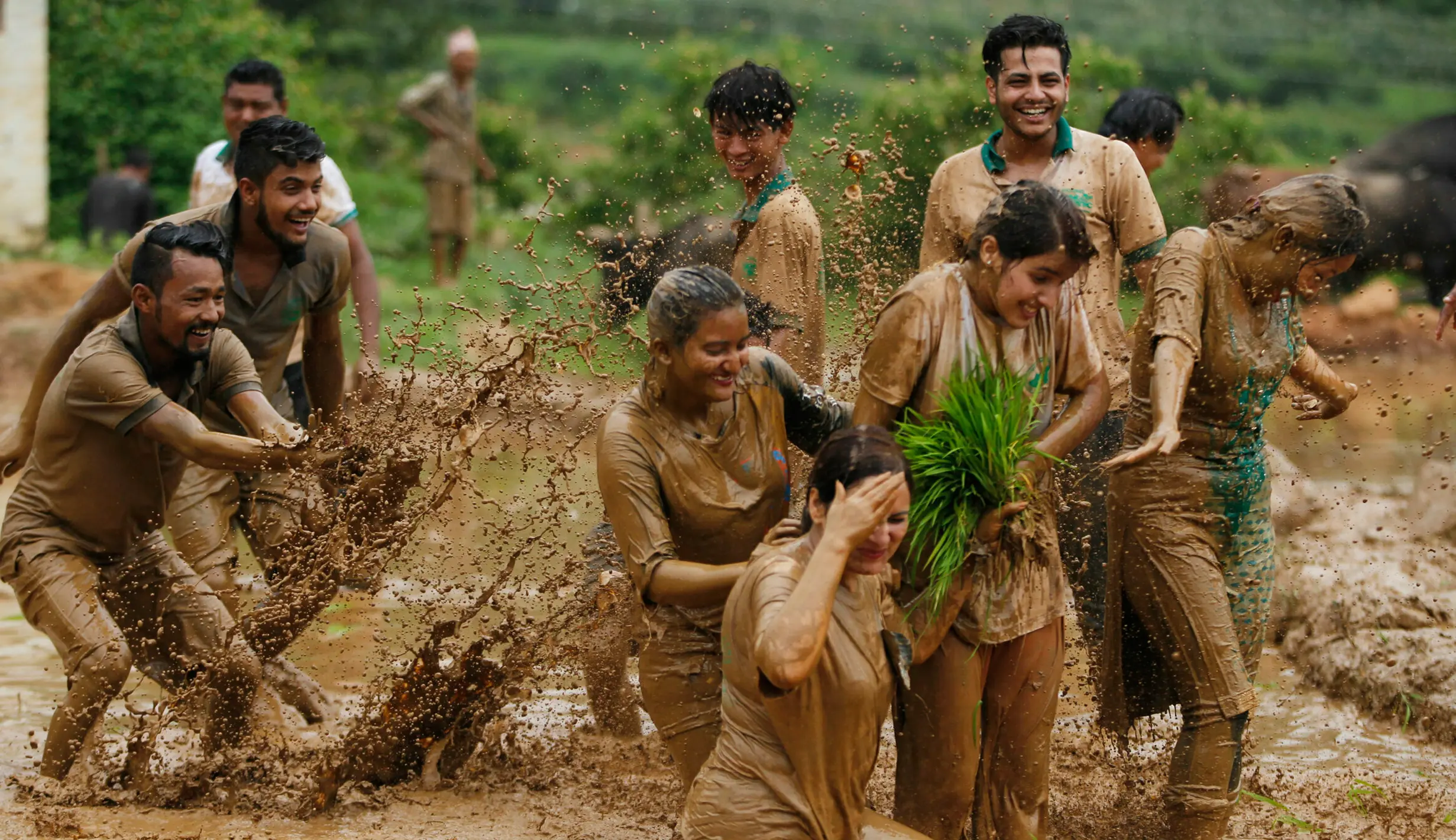 FOTO: Sukacita Warga Nepal Saat Rayakan Hari Tanam Padi - Foto Liputan6.com