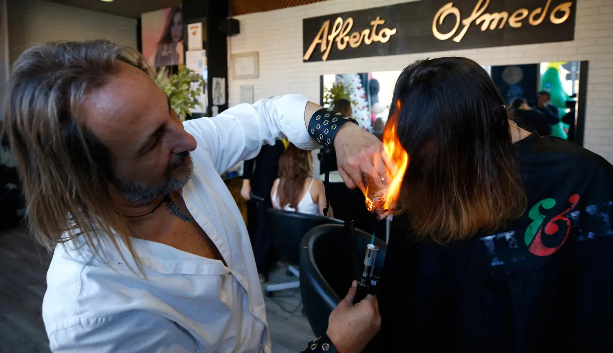 FOTO: Aksi Potong Rambut Gunakan Samurai dan Api - Foto Liputan6.com