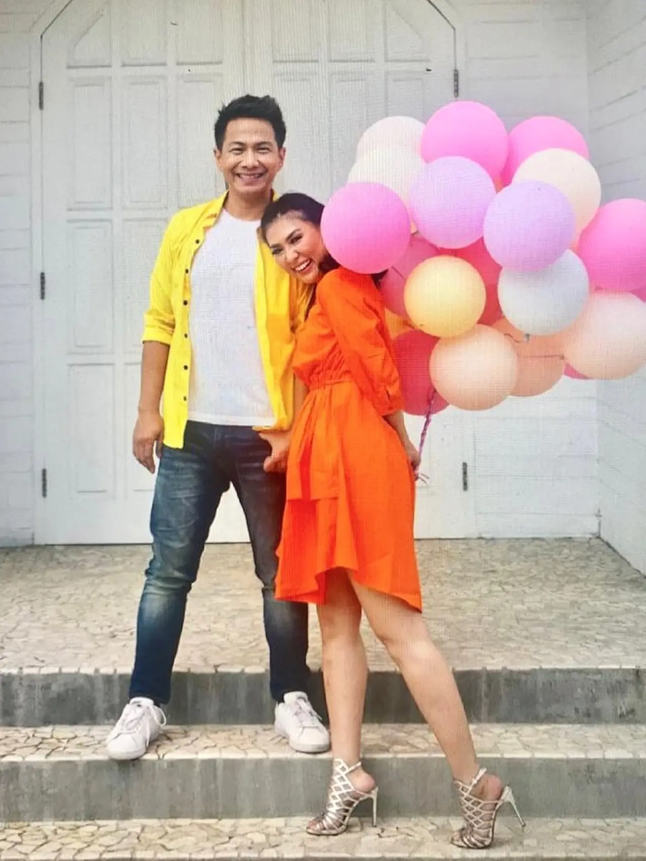 2 Tahun Menikah, Ini 7 Momen Kemesraan Delon Thamrin dan Istri - Hot ...