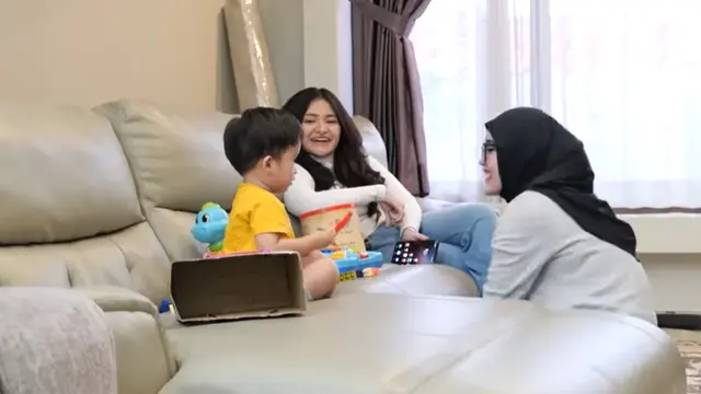 5 Potret Putri Delina ke Rumah Nathalie Holscher untuk Rayakan Ultah ke-2 Adzam, Anak Bungsu ...
