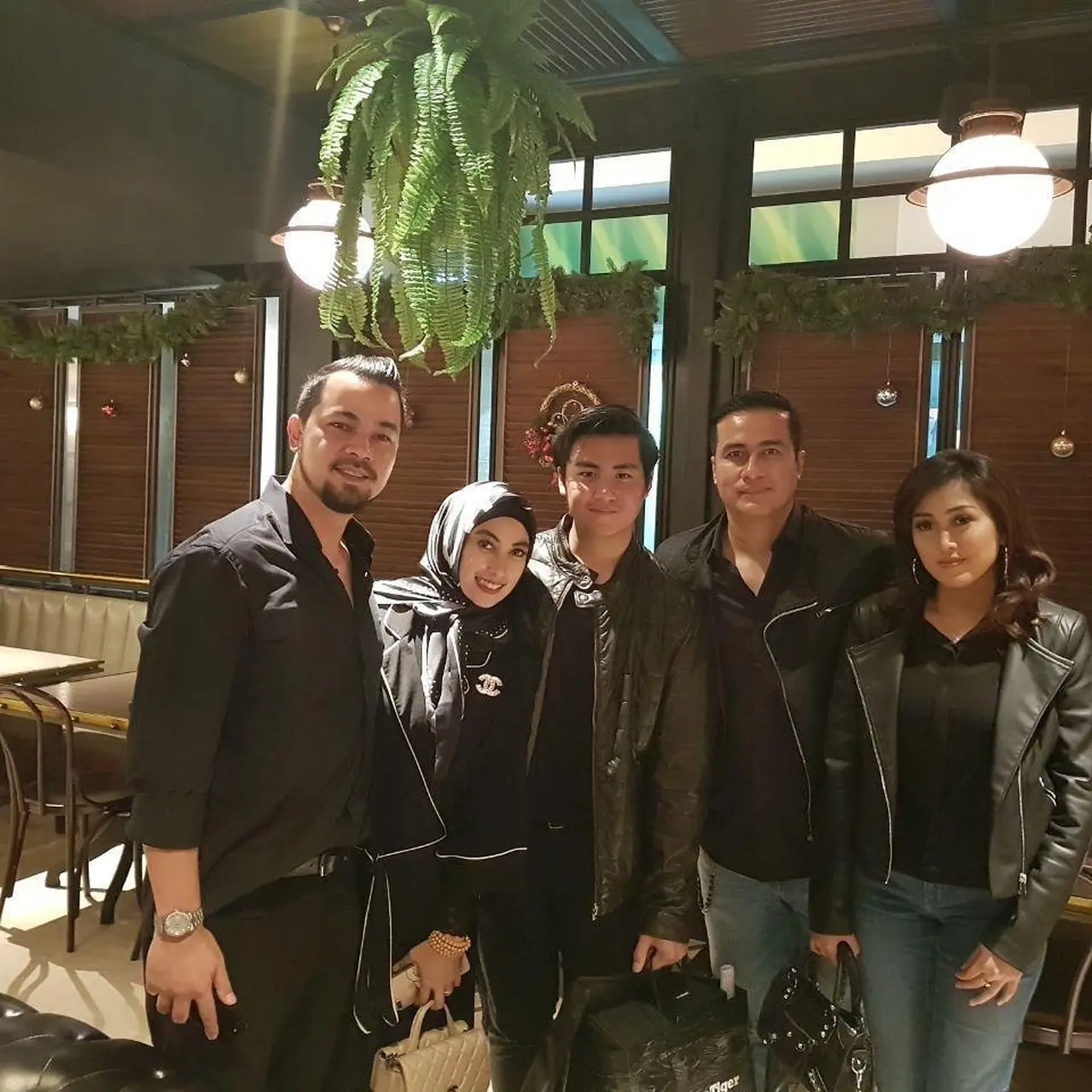 6 Momen Kebersamaan Keluarga Adjie Pangestu dan Annisa Trihapsari, Tetap Rukun - Hot Liputan6.com