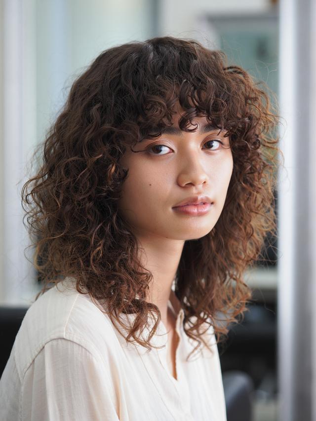 7 Gaya Poni Rambut Keriting yang Lagi Hits, Bikin Tampilan Makin Stunning