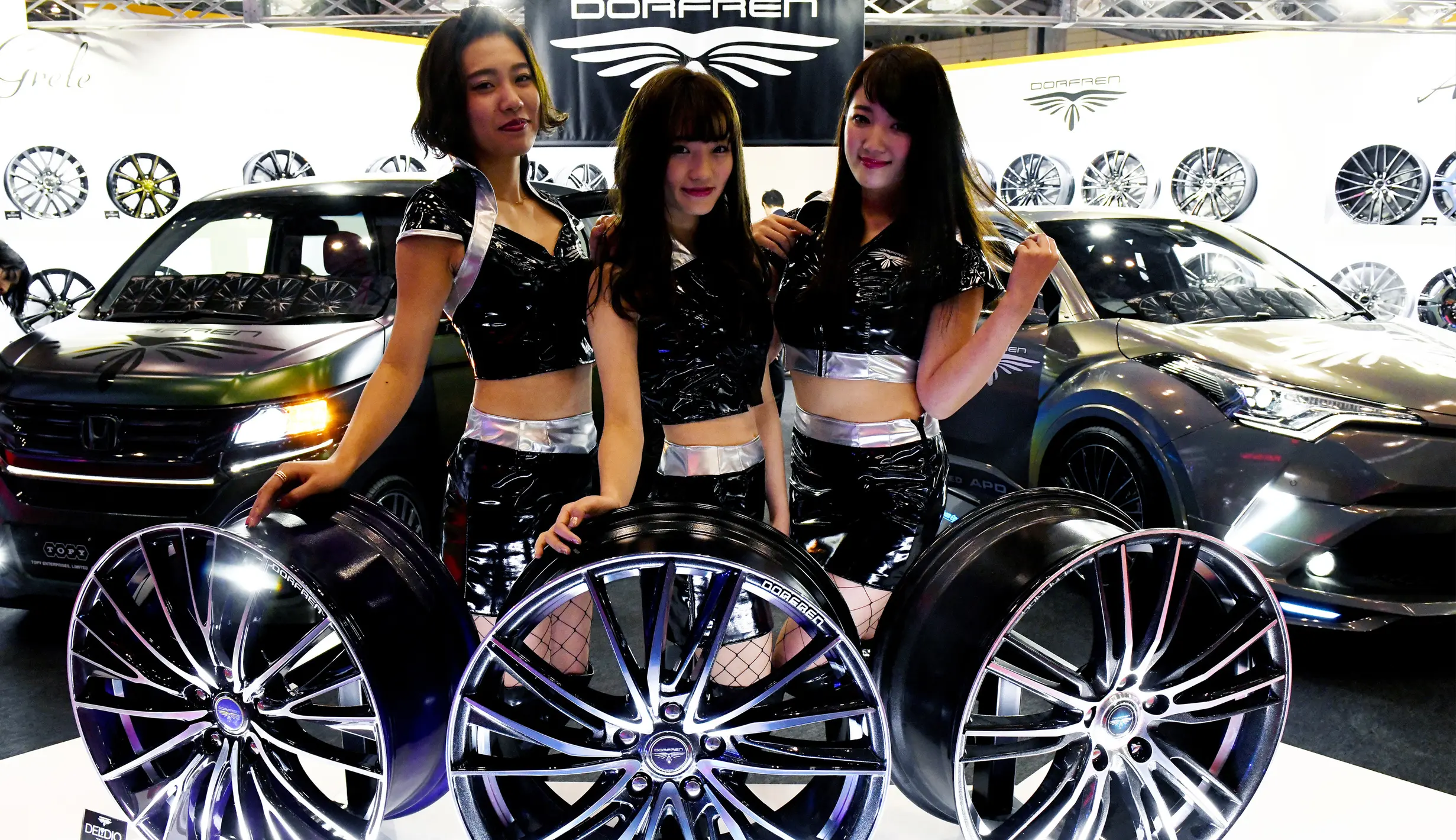 FOTO: Aksi Model Seksi Panaskan Pameran Modifikasi Mobil Terbesar di ...