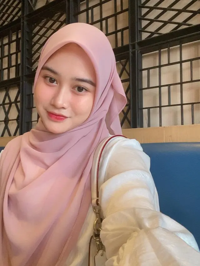 Inspirasi Model Hijab Khansa Mariska yang Modis dan Tetap Santun - Hot Liputan6.com